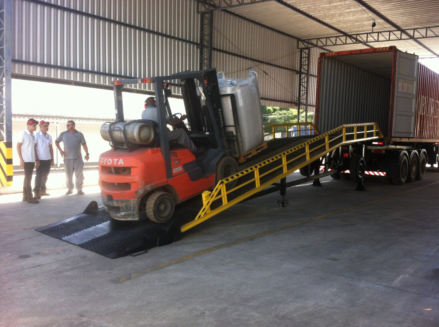 Rampa Niveladora de Doca Móvel — HGS Equipamentos